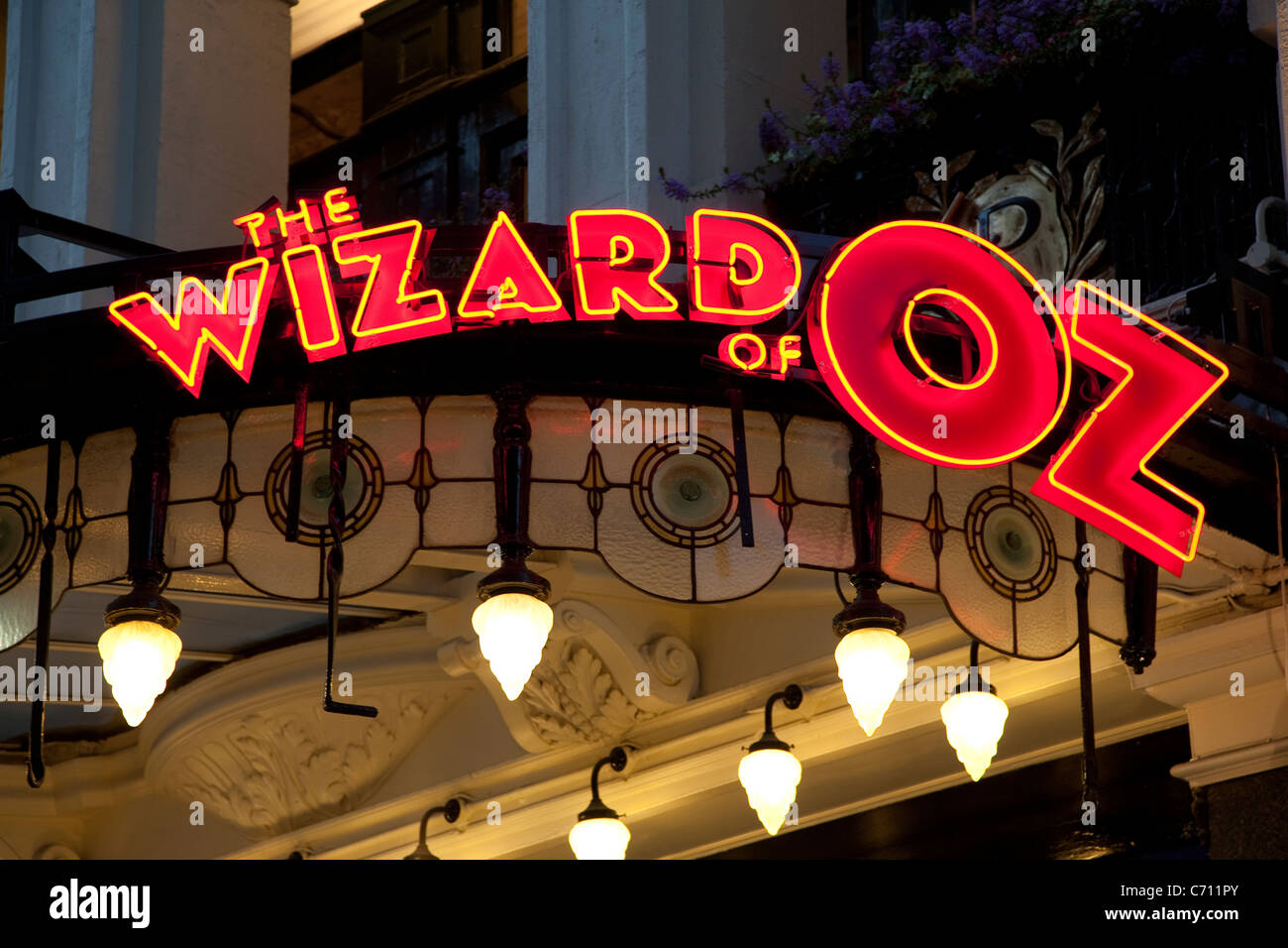 Wizard of oz palladium theater west end hi-res stock photography and ...