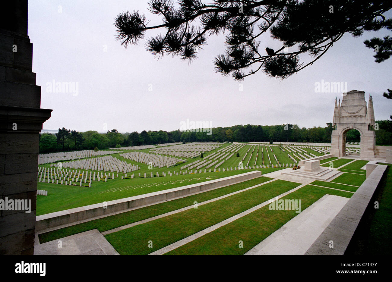 Etaples cemetery, Northern France. WW1 and WW2 Cemeteries maintained by ...