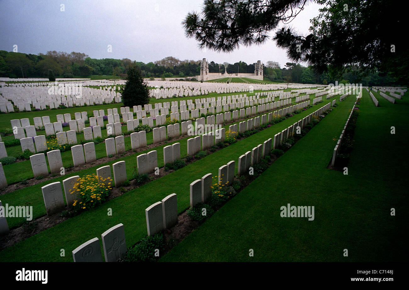 Etaples cemetery,in Northern France. WW1 and WW2 Cemeteries maintained ...