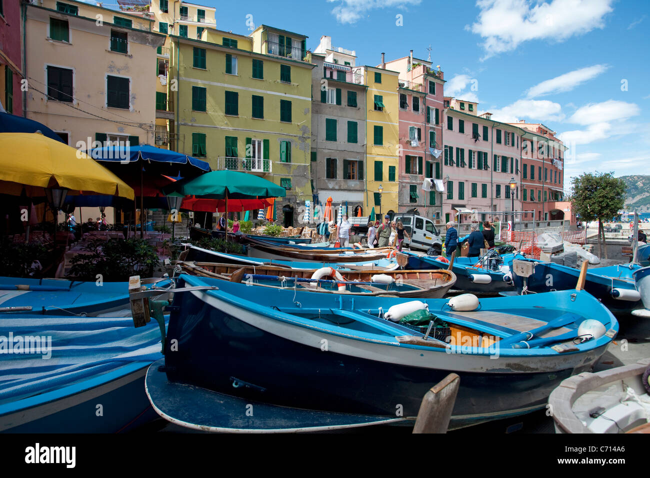 Fishing boats at harbour of Vernazza, National park Cinque Terre ...