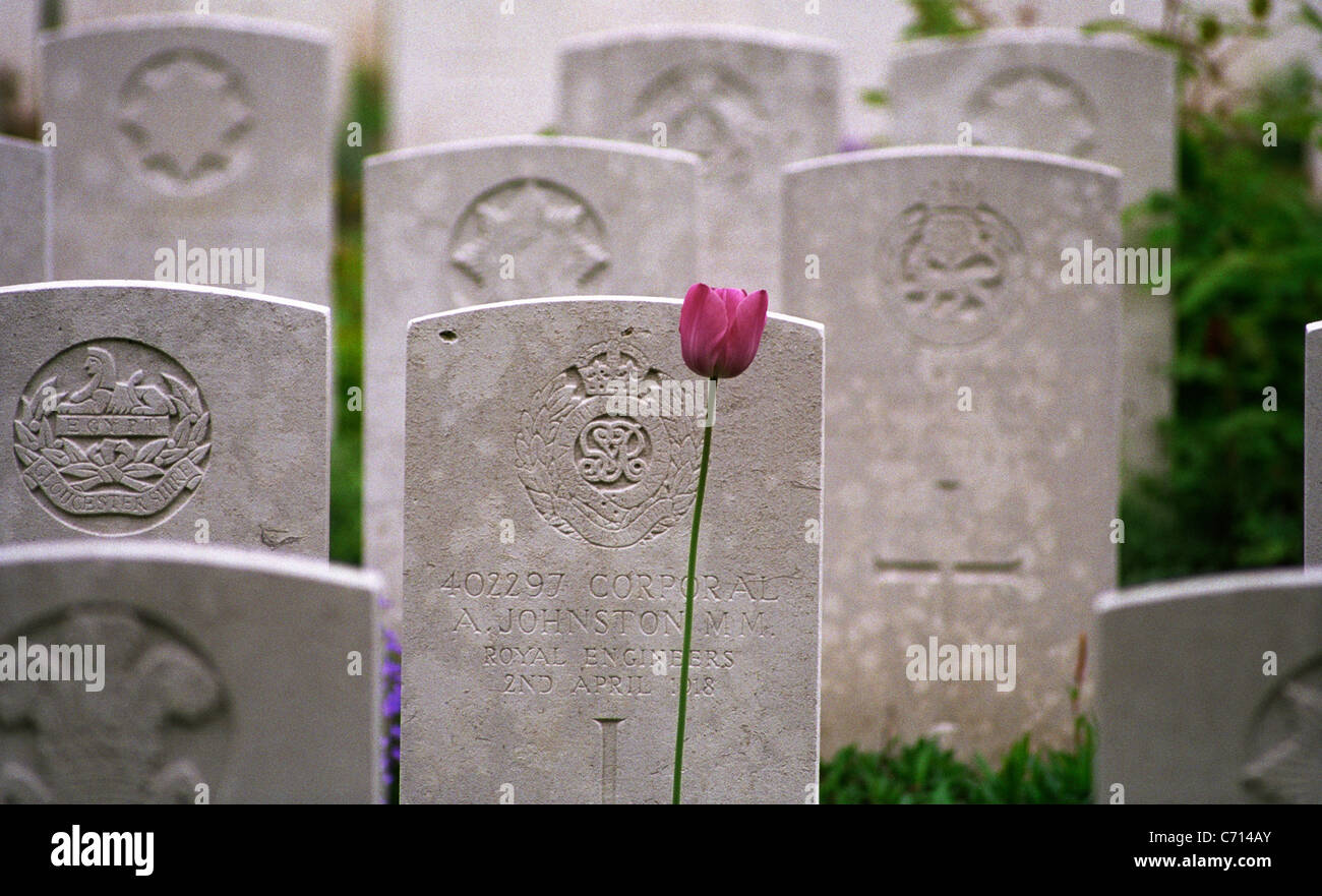Etaples cemetery, Northern France. WW1 and WW2 Cemeteries maintained by ...