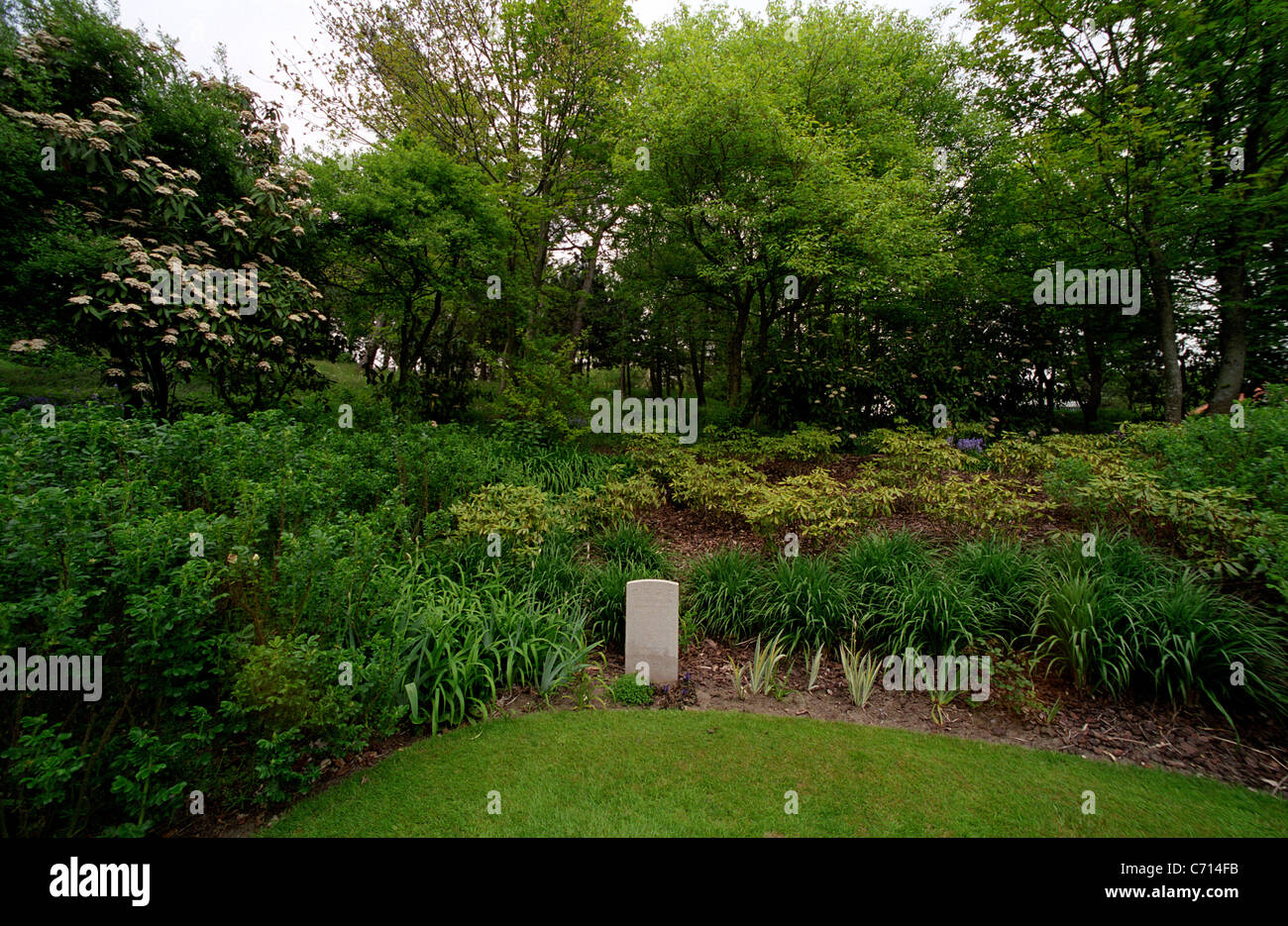 Etaples cemetery, Northern France. WW1 and WW2 Cemeteries maintained by ...