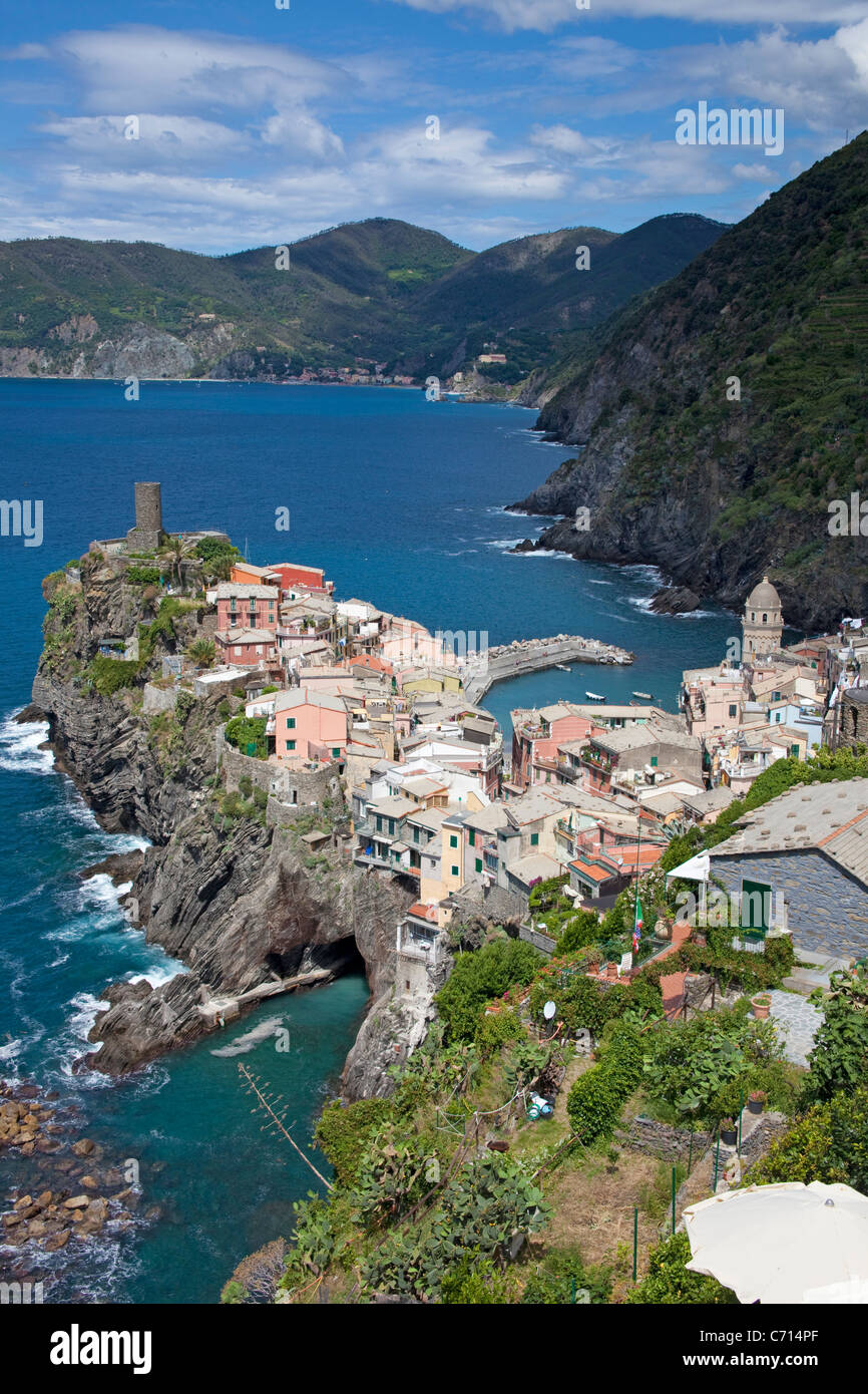 Idyllic fishing village Vernazza, National park Cinque Terre, Unesco ...
