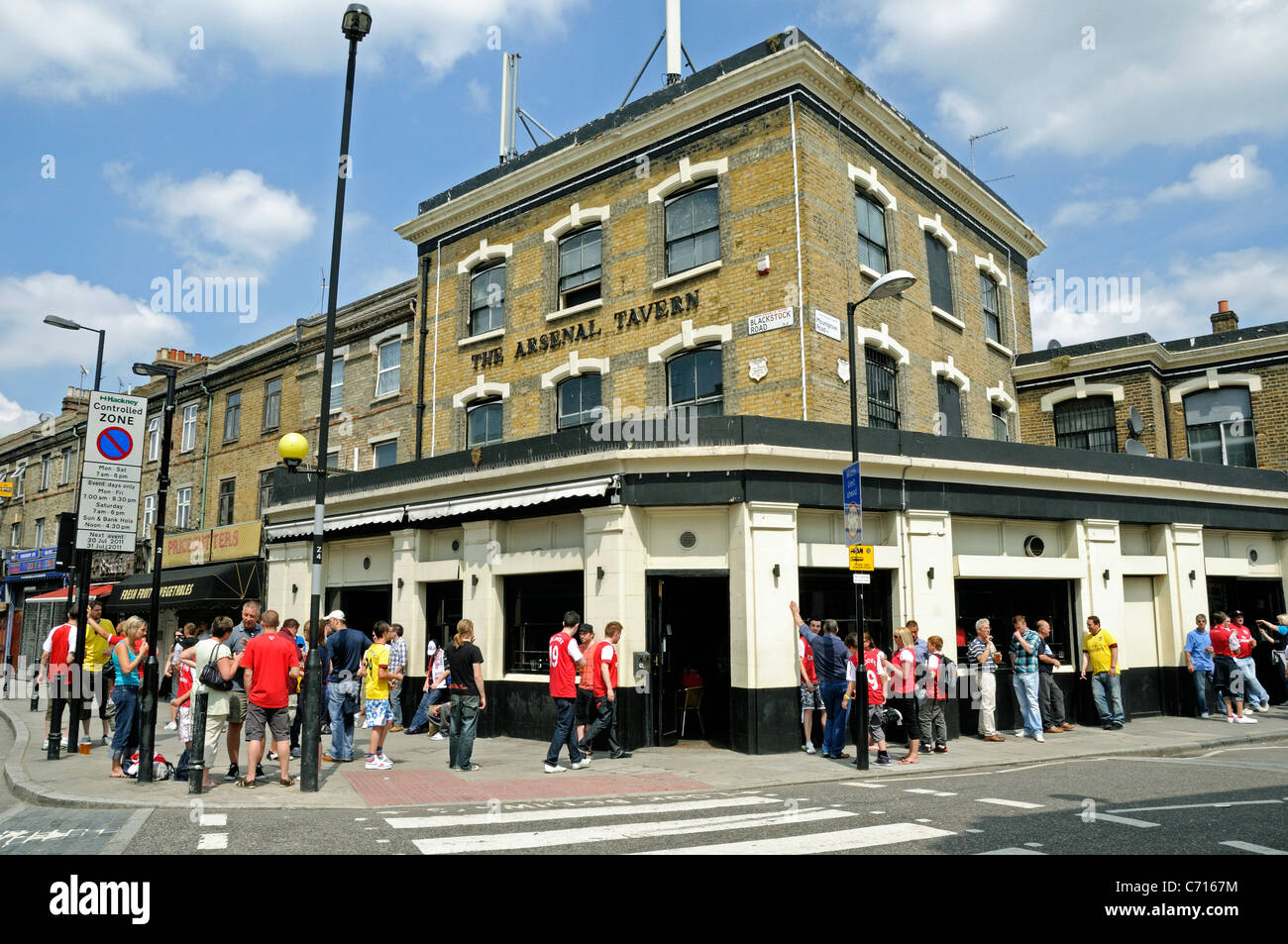 Arsenal fans pub hi-res stock photography and images - Alamy