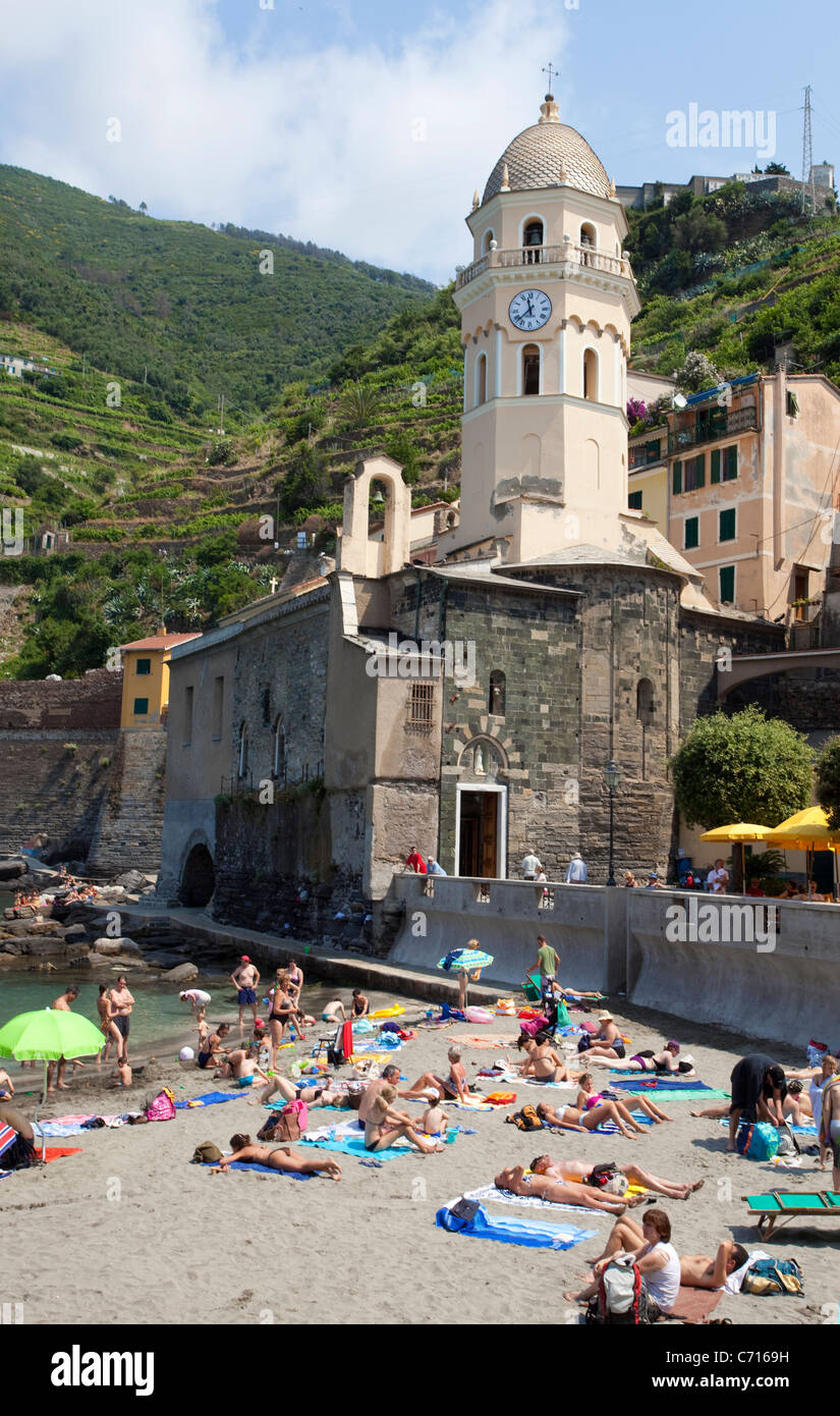 Vernazza beach cinque terre italy hi-res stock photography and images ...