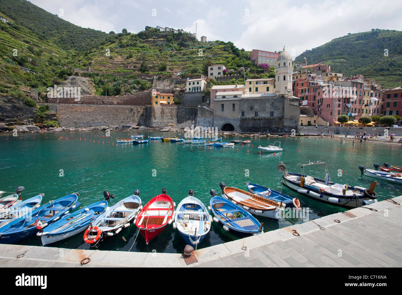 Fishing boats at harbour of Vernazza, National park Cinque Terre ...