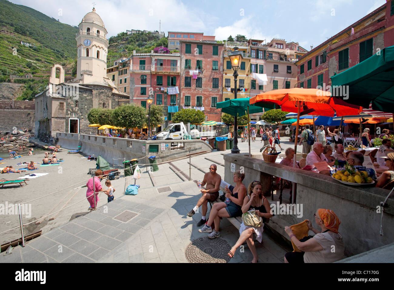 Harbour restaurant at fishing village Vernazza, National park Cinque ...