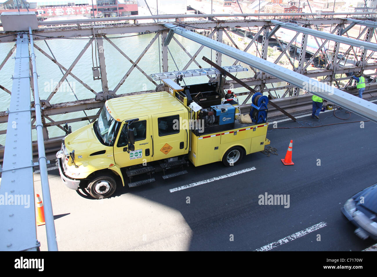 Brooklyn bridge construction workers hi-res stock photography and ...