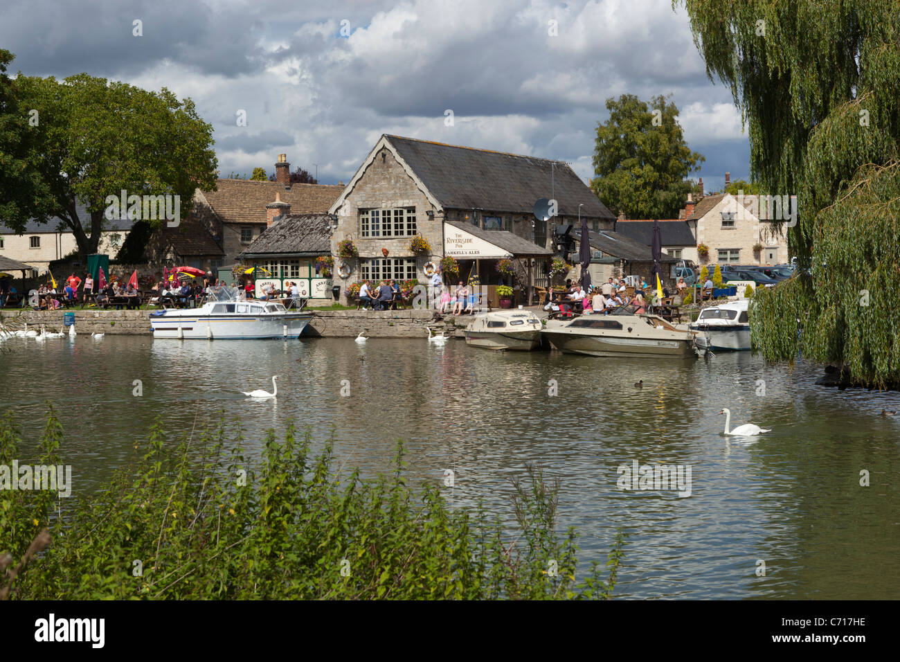 The Riverside pub and River Thames at Lechlade Stock Photo - Alamy