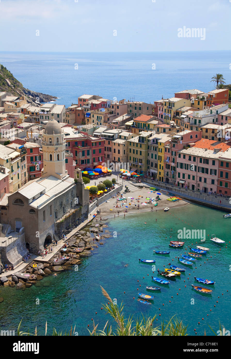 The idyllic fishing village Vernazza, National park Cinque Terre ...