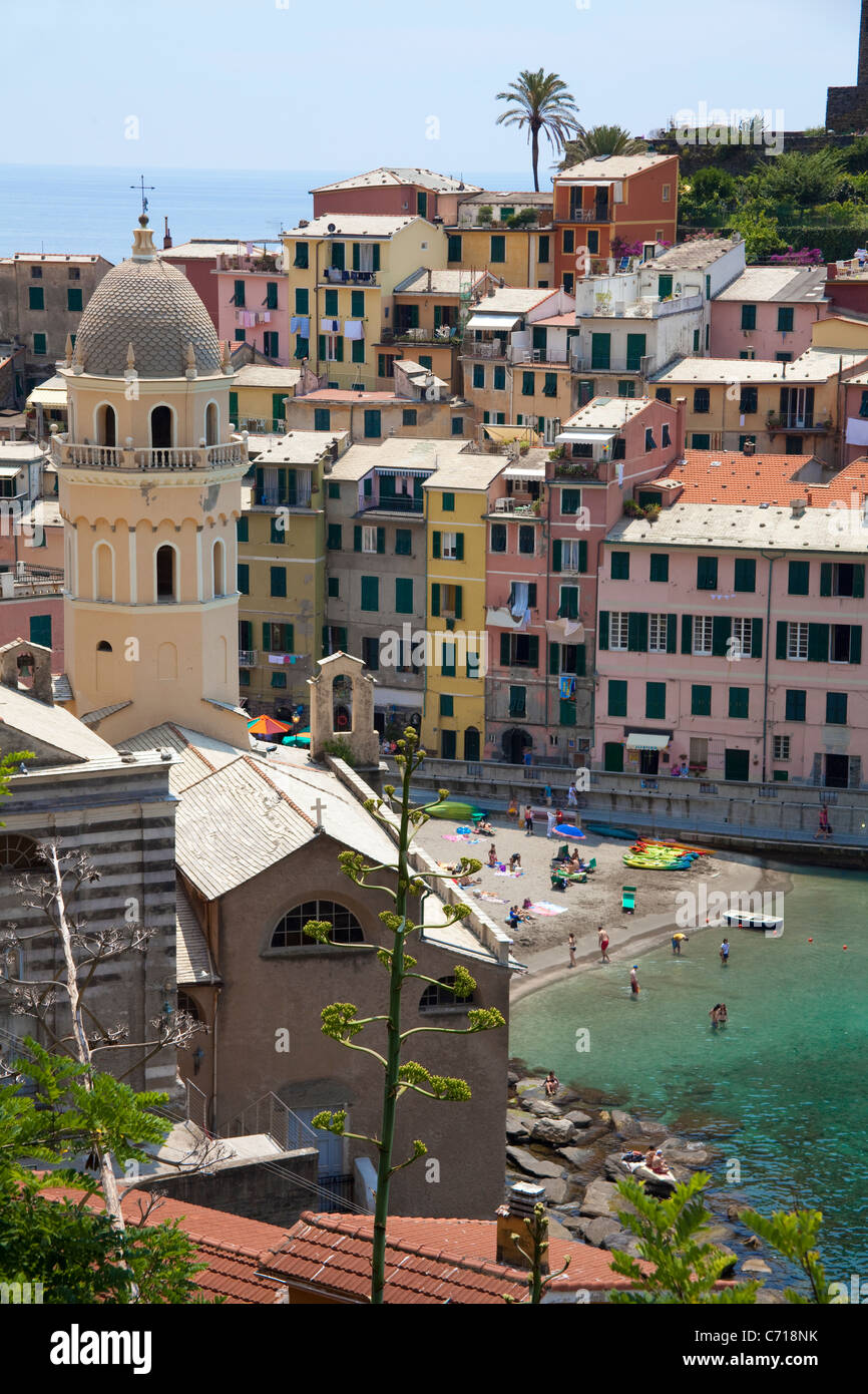 The idyllic fishing village Vernazza, National park Cinque Terre ...