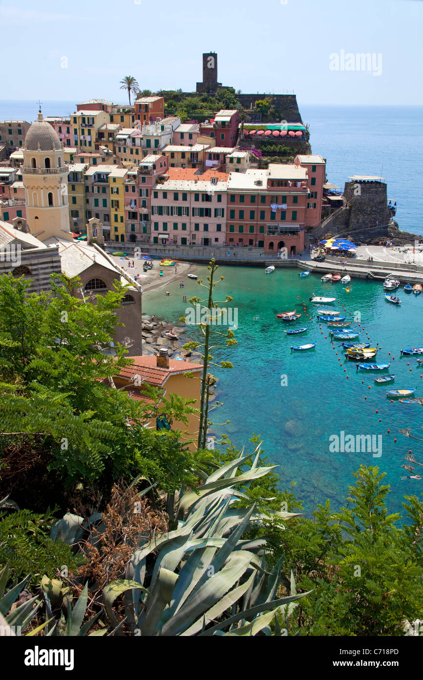 The idyllic fishing village Vernazza, National park Cinque Terre ...