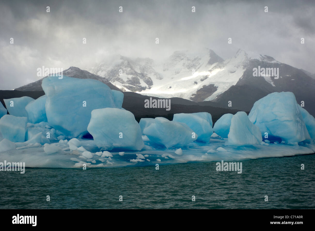The Upsala Glacier in Argentina dumps huge lumps of ice into Lago ...