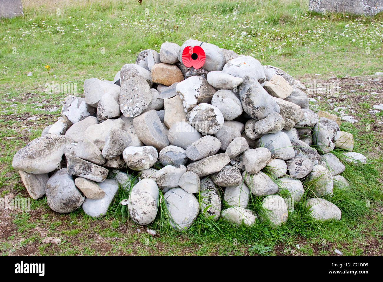 Remembrance Day Stone Cairn with Red Poppy Emblem Stock Photo - Alamy