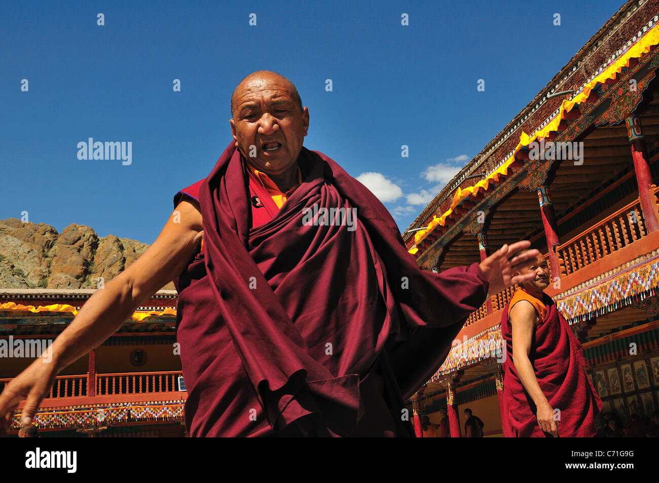 A day before the festival monks practicing dance at Hemis temple Stock ...