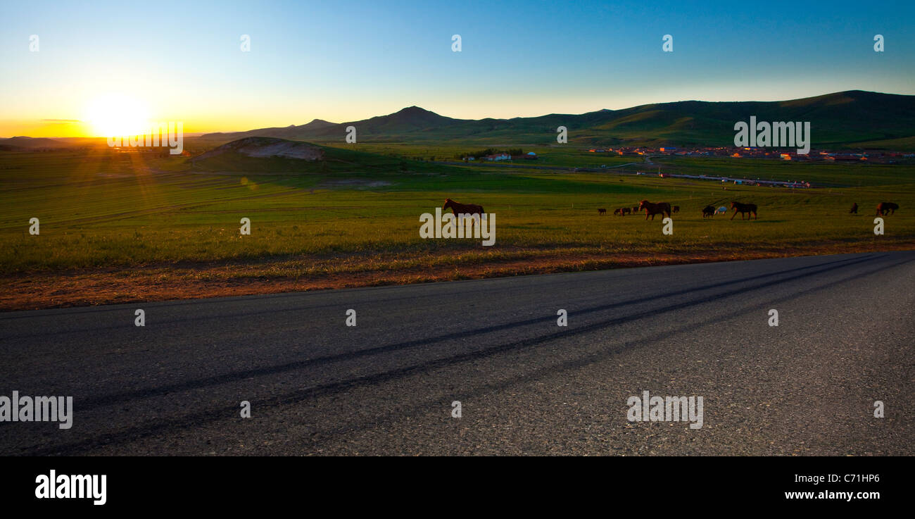 Sun rising over open road hi-res stock photography and images - Alamy