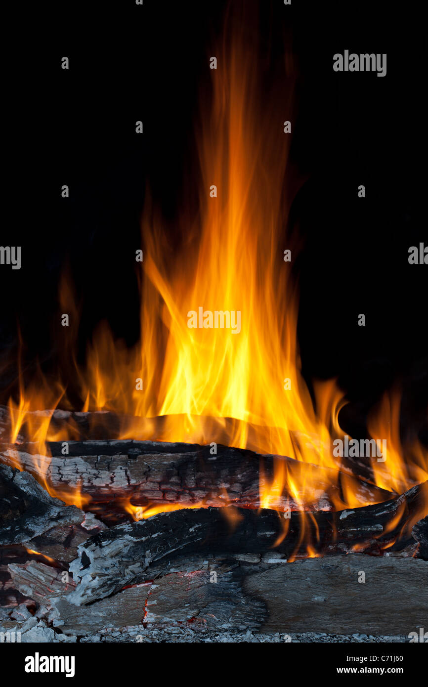 Burning log flames glowing hi-res stock photography and images - Alamy