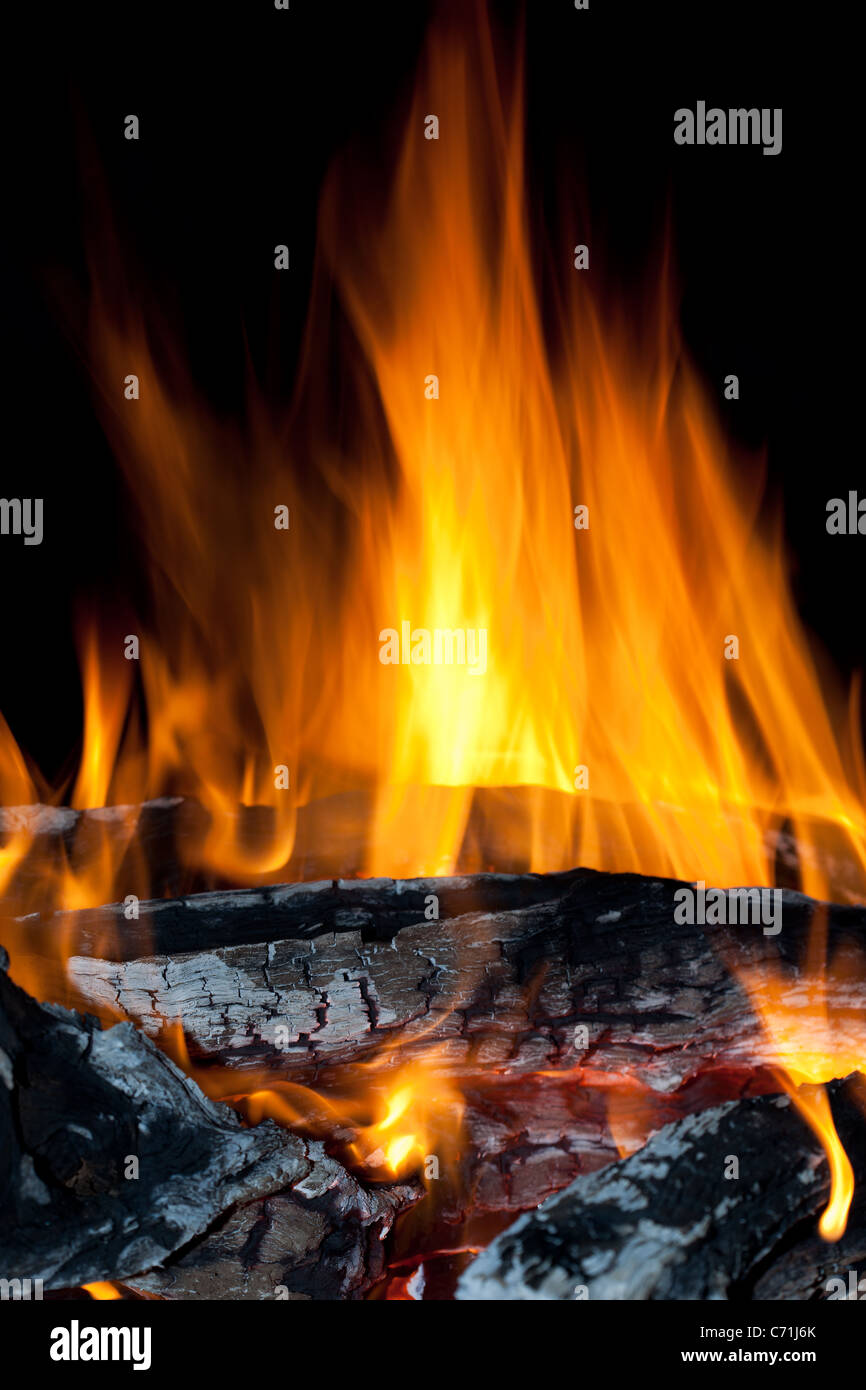 Burning log flames glowing hi-res stock photography and images - Alamy
