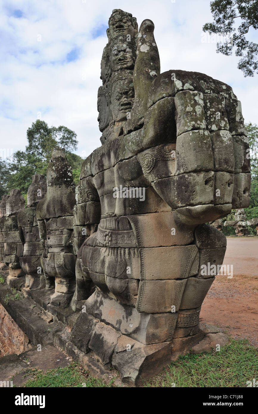 Entrance gate sculpture statues hi-res stock photography and images - Alamy