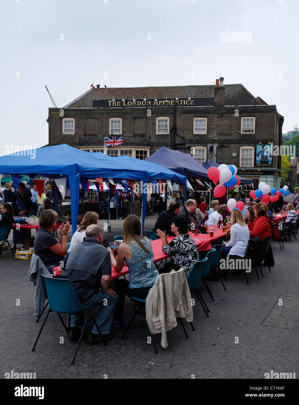 Royal wedding street party england hi-res stock photography and images ...