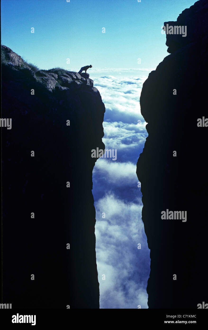 Peering over cliff edge hi-res stock photography and images - Alamy