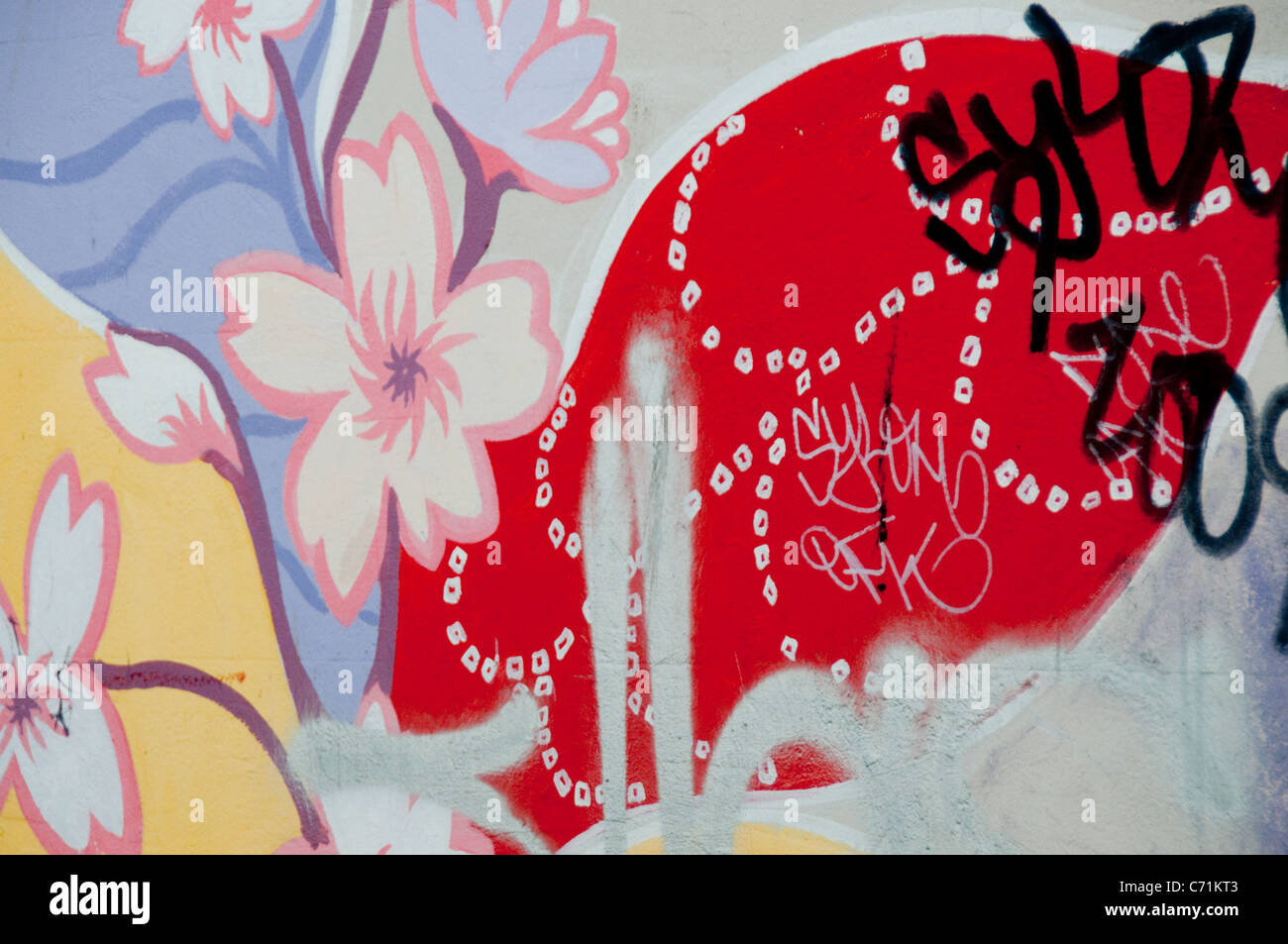 Floral graffiti on the wall Stock Photo - Alamy