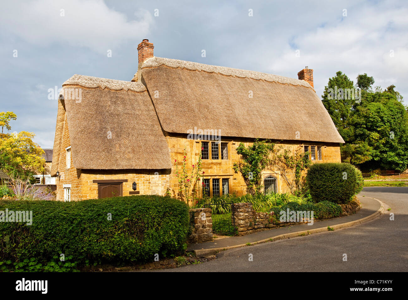 A thatched cottage in Wroxton Oxfordshire UK Stock Photo - Alamy
