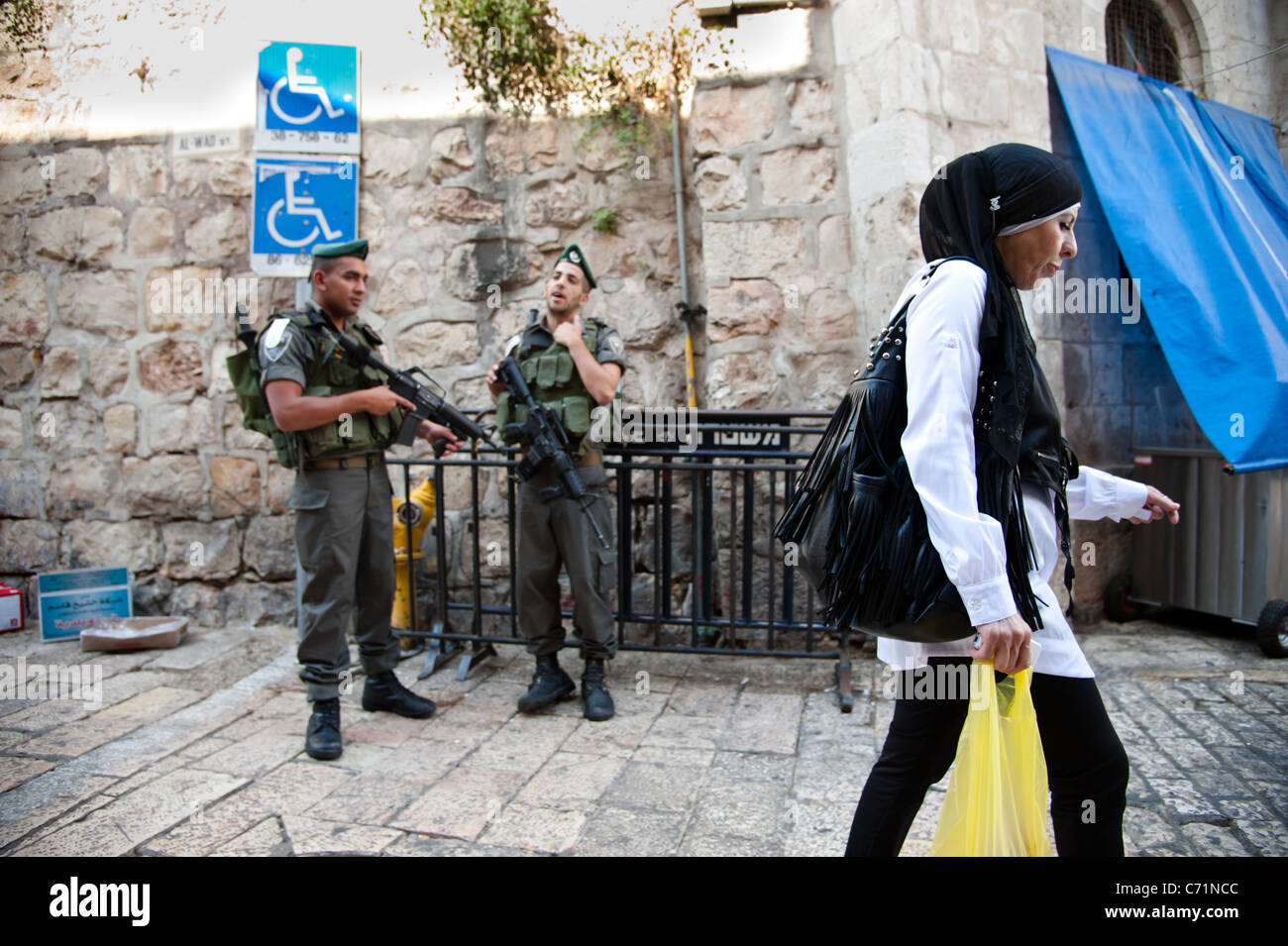 Hijab police uniform hi-res stock photography and images - Alamy