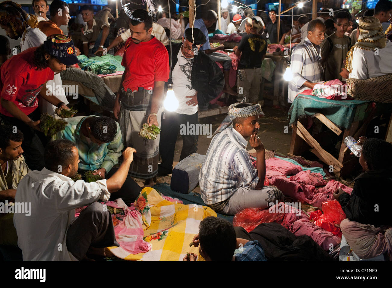The night khat market in Aden, Yemen Stock Photo - Alamy