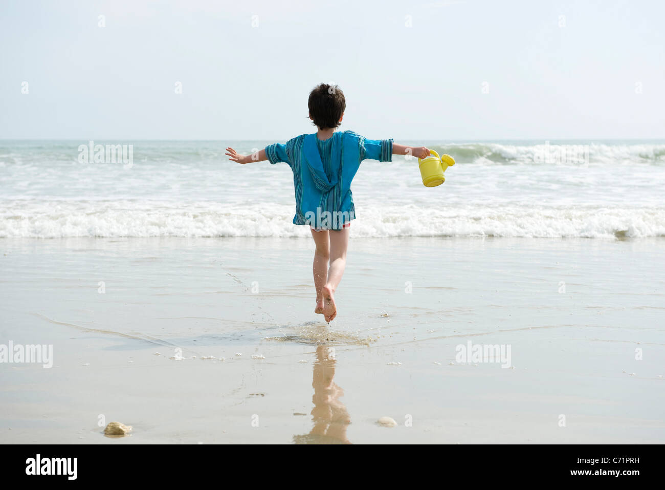 Boy running looking back rear view hi-res stock photography and images ...