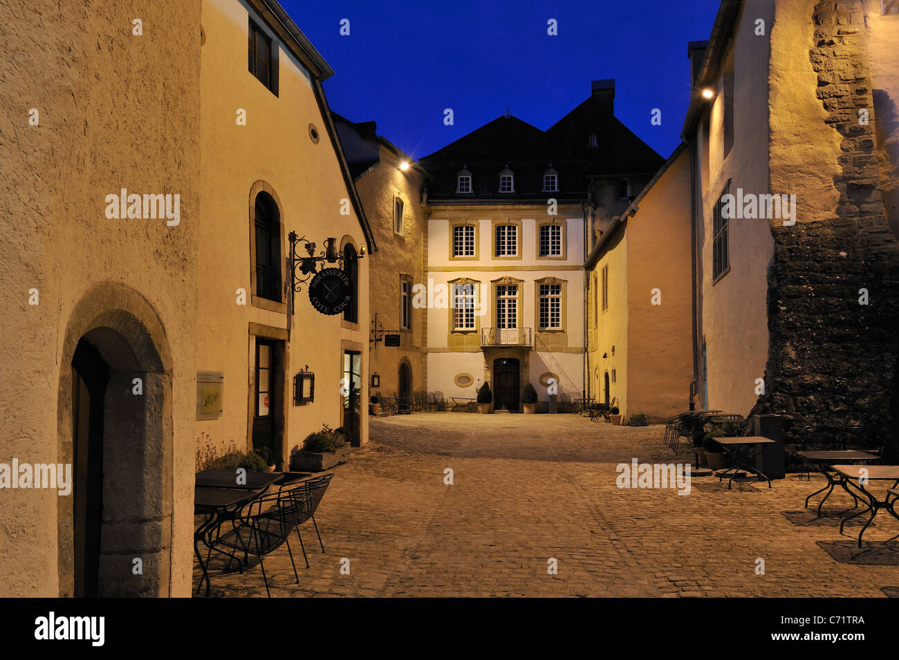 Cobbled inner court inside the Bourglinster Castle illuminated at night ...