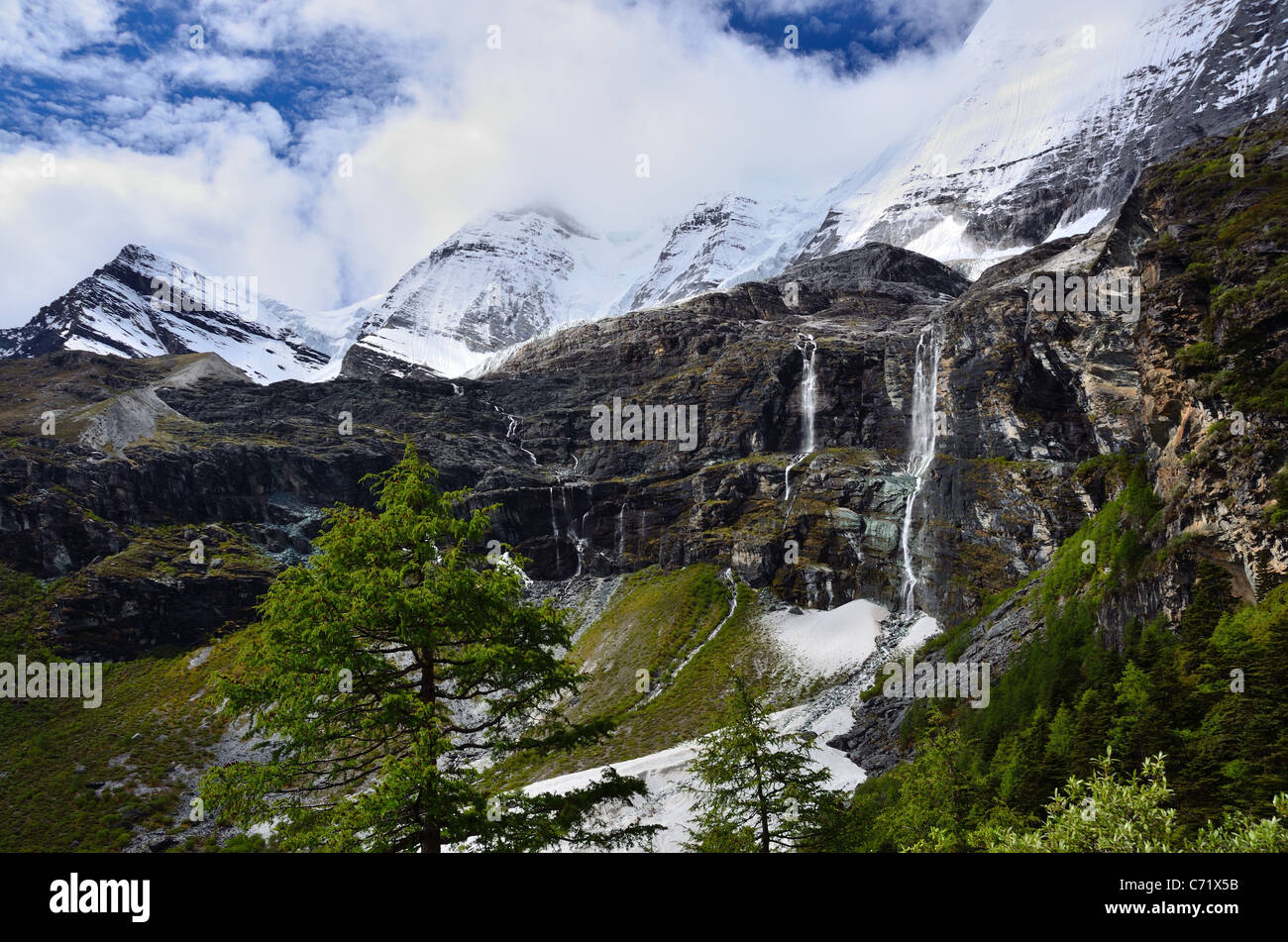 Snow covered mountains in Yading nature Reserve. Daocheng, Sichuan ...