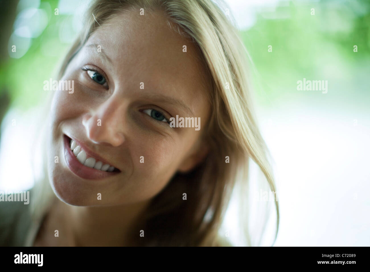 Woman smiling at camera, portrait Stock Photo - Alamy