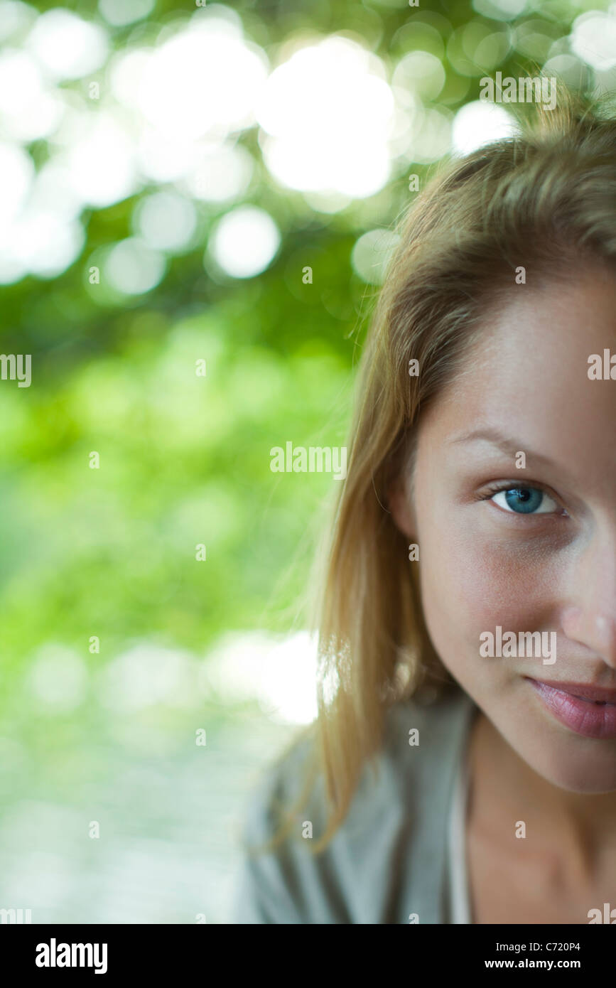 Woman smiling at camera, cropped portrait Stock Photo - Alamy
