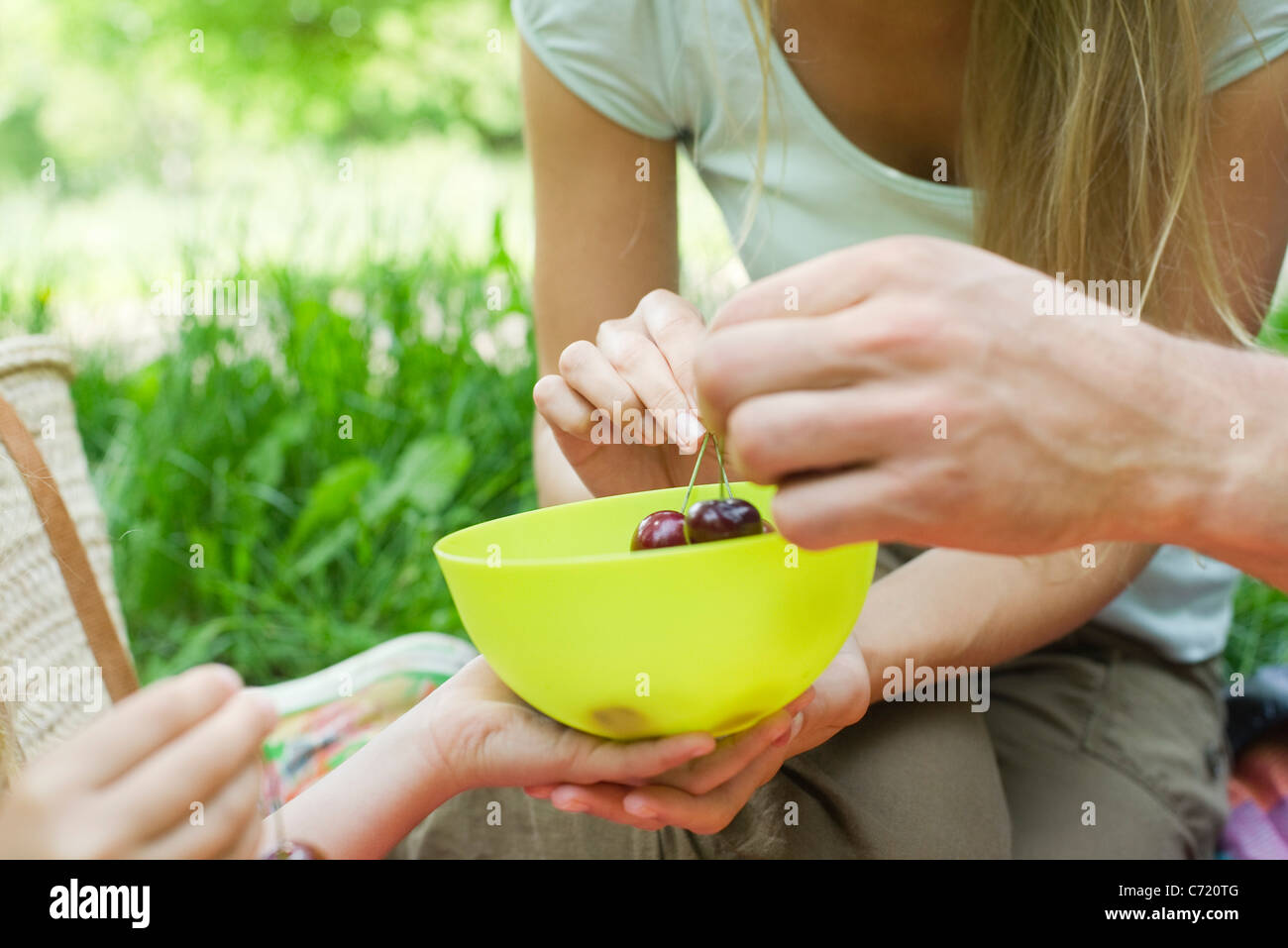 Kids sharing fruit hi-res stock photography and images - Alamy