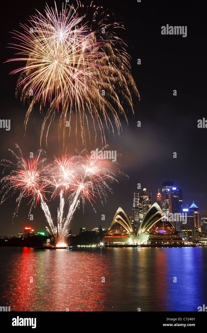 Sydney opera house fireworks hi-res stock photography and images - Alamy