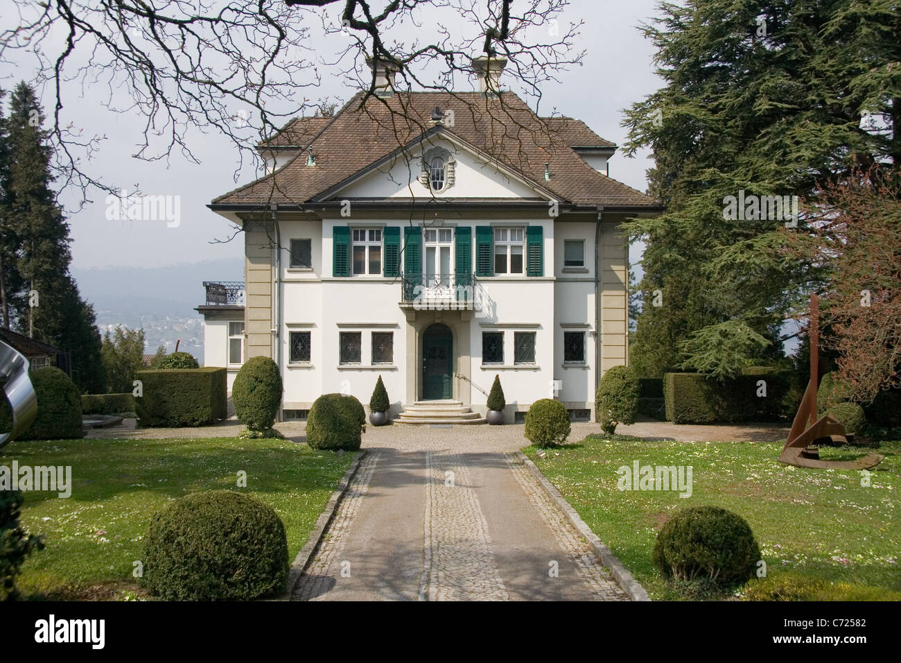 A house in the countryside hi-res stock photography and images - Alamy