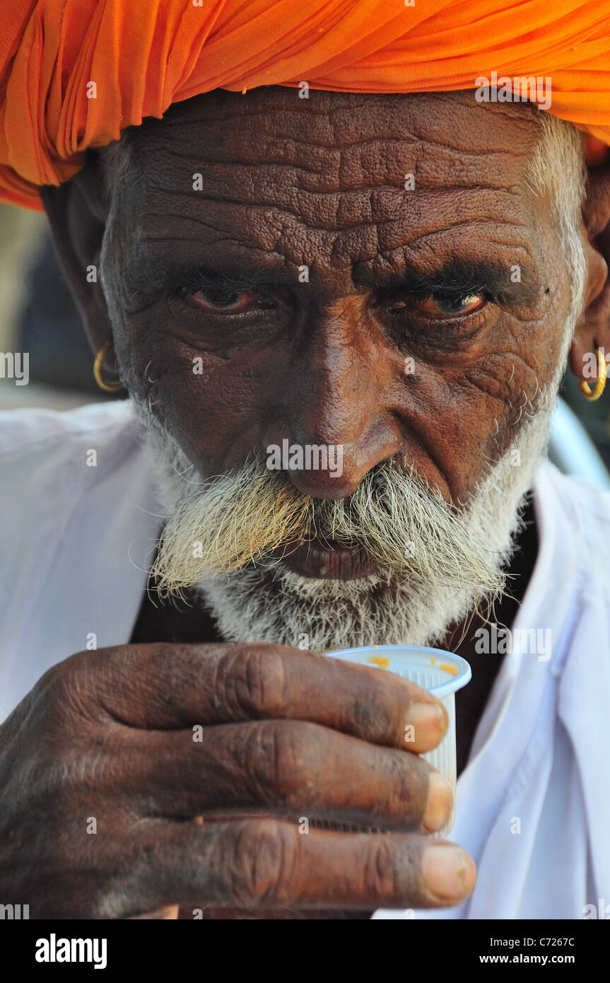 Rajasthan man with traditional turban having tea Stock Photo - Alamy
