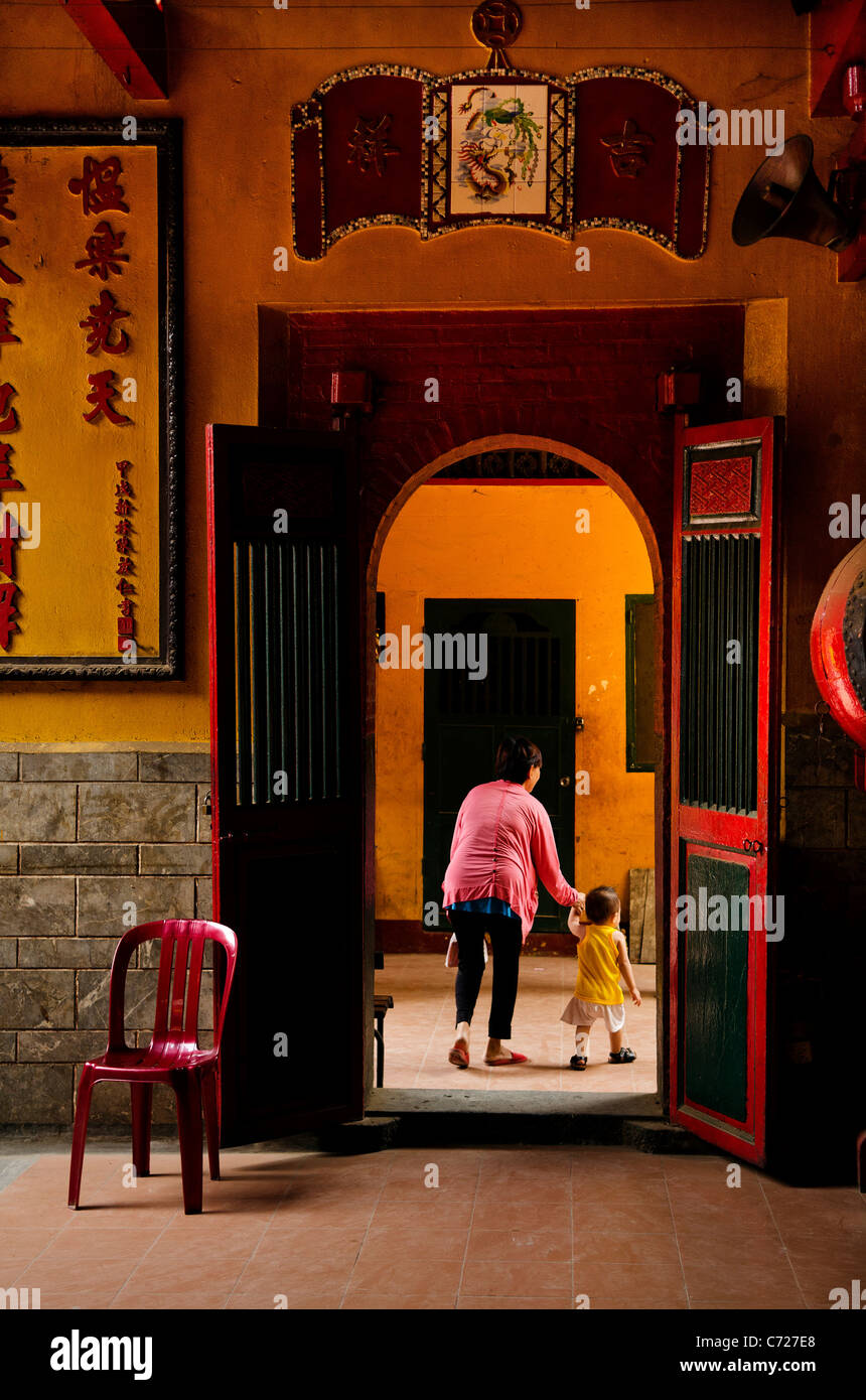 Chinese temple interior hi-res stock photography and images - Alamy