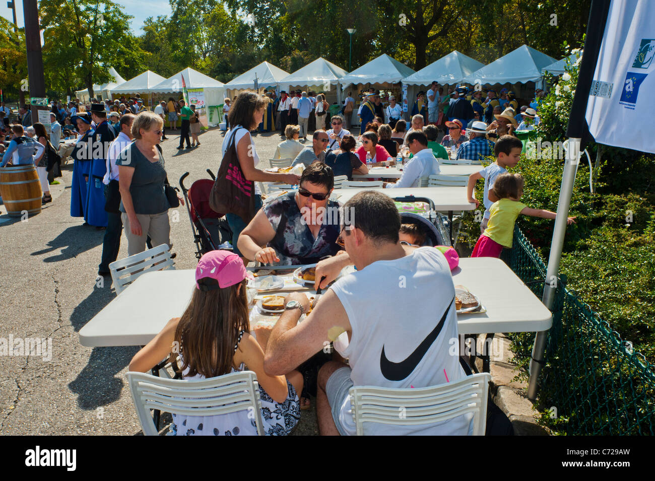 French young people eating paris hi-res stock photography and images ...