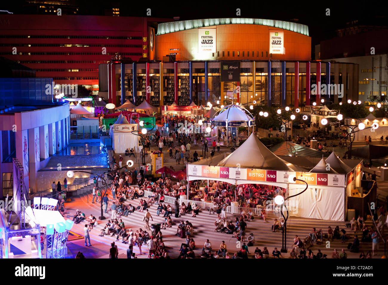 Party goers crowd hi-res stock photography and images - Alamy