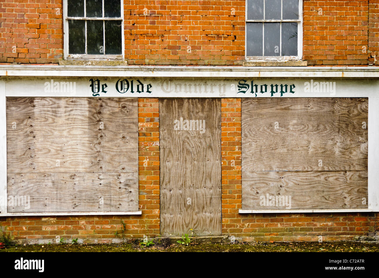 Uk boarded up shop high street hi-res stock photography and images - Alamy