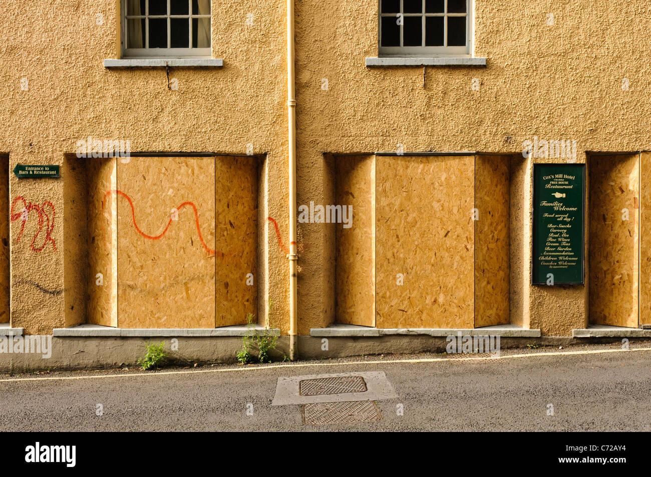Closed and boarded up hotel Stock Photo - Alamy