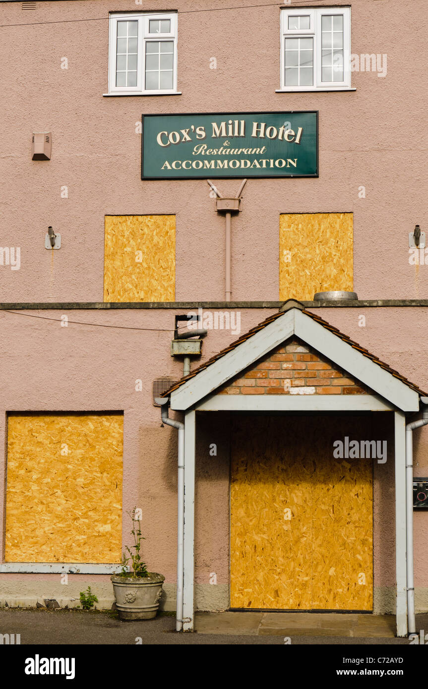Closed and boarded up hotel Stock Photo - Alamy