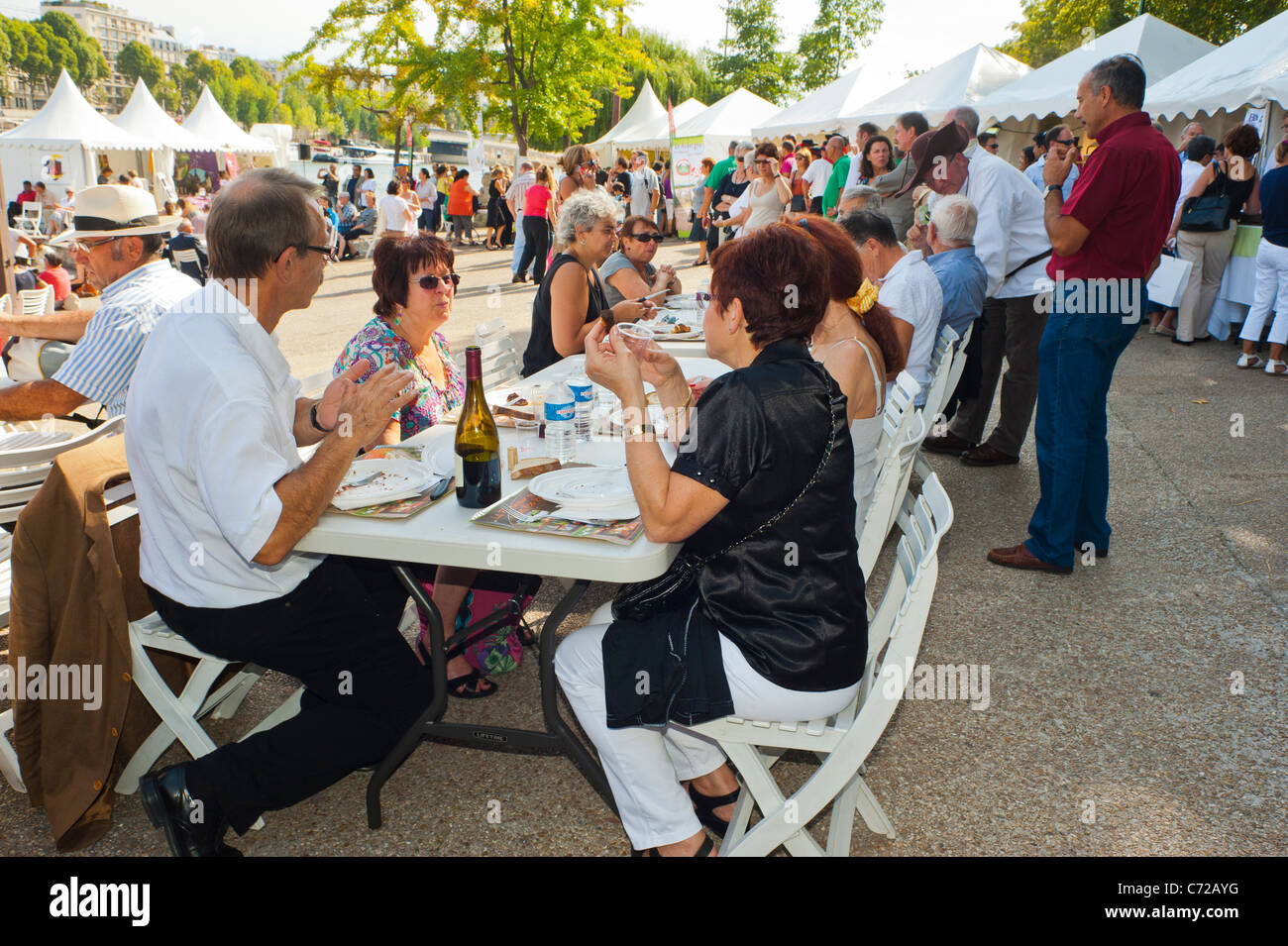 Profile chairs crowd adults talking hi-res stock photography and images ...