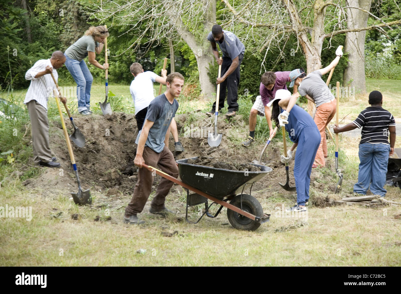 Teen boy volunteers hi-res stock photography and images - Alamy