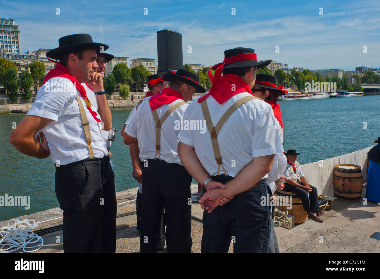 Basque people traditional dress hi-res stock photography and images - Alamy