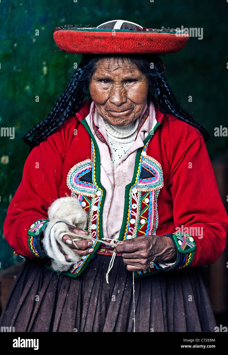 Indigenous quechua weaver hi-res stock photography and images - Alamy