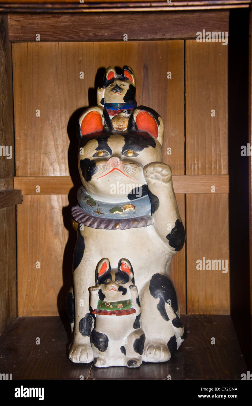 Maneki Neko waving fortune cat Stock Photo - Alamy