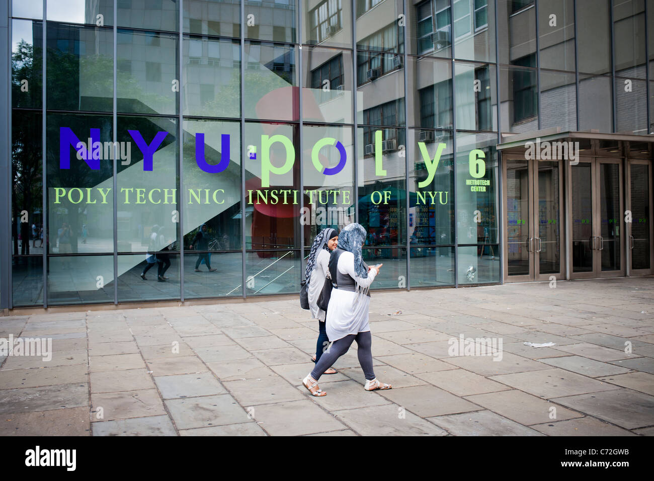 Students enter the NYU-Polytechnic Institute of New York in downtown ...